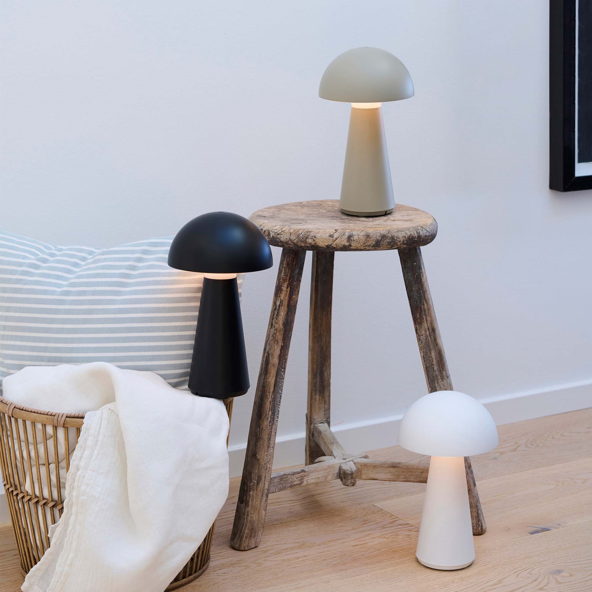 Sirius Sam, genopladelig lampe, i farven sort